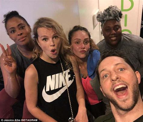 Jessica Alba Flaunts Slim Waist Daily Mail Online