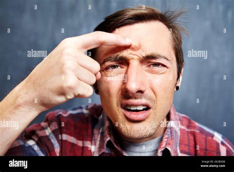 Je Ne Peux Pas Sortir Comme ça Portrait Dun Jeune Homme Avec Un