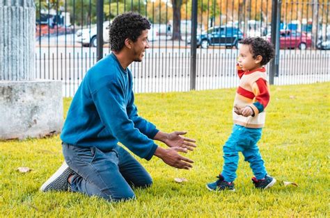 Jeune Père à La Peau Noire Souriant Jouant Et Interagissant Avec Son