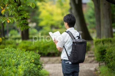 公園で本を読む男性 Reading No 24830687｜写真素材なら「写真ac」無料（フリー）ダウンロードok
