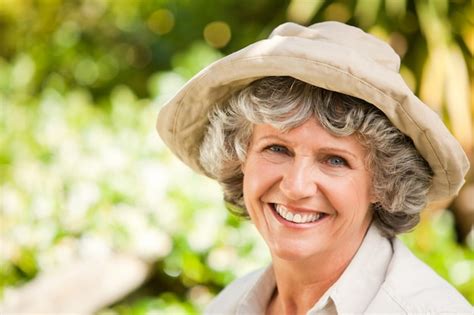 Premium Photo Pretty Senior Woman Looking At The Camera