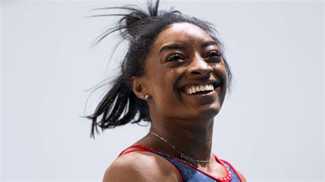 Simone Biles Kämpft Bei Olympiavorrunde Mit Wadenproblemen