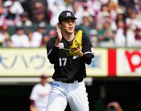 ＜楽・ロ＞2回2死、辰己の三塁ゴロで一塁の大下に拍手する佐々木朗（撮影・長久保 豊） ― スポニチ Sponichi Annex 野球