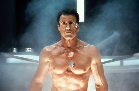 Le Sylvester Stallone Nu De Demolition Man Retrouvé Au Fin Fond De L