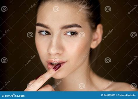 Portrait De Jeune Fille Chtain Avec Le Maquillage Naturel Tenant Ses