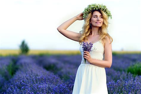 Photos Blonde Girl Blurred Background Pose Bouquets Girls Wreath