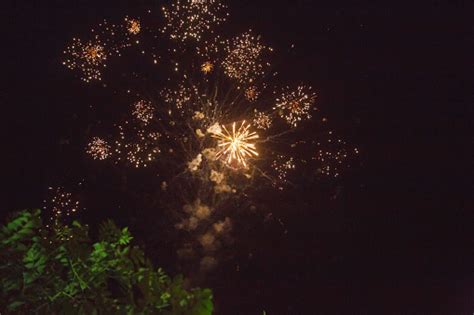밤 하늘에서 경례의 사진 축제의 밝은 짜임새 다양 한 색상의 불꽃 빛 추상 휴가 배경 새 해의 하늘 화려한 불빛 크리스마스 불빛