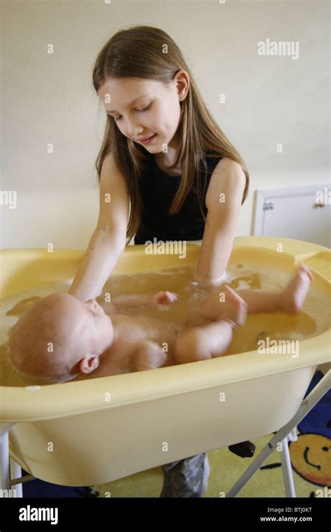 Siblings Bathing Together Fotografías E Imágenes De Alta Resolución Alamy
