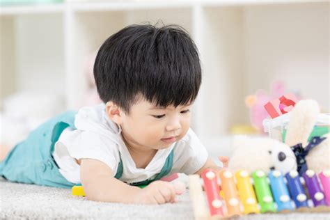 四个月婴儿能坐腿上吗（4） 幼儿百科 魔术铺