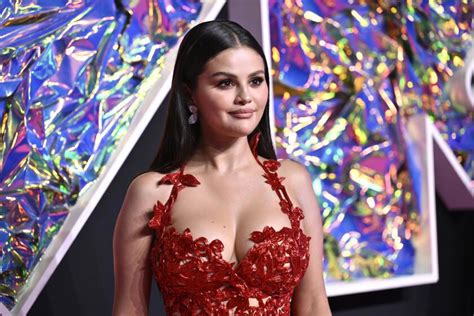 Selena Gomez Vows Shell Never Be A Meme Again After Her Stinkface