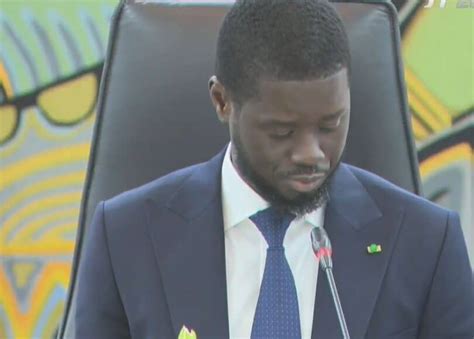 Elu 5e Président Du Sénégal Le Portrait Officiel De Bassirou Diomaye