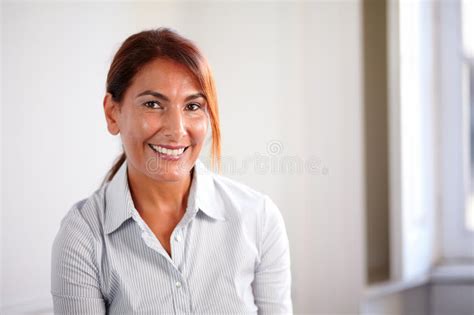 微笑对您的反射性资深妇女 库存图片 图片 包括有 女实业家 迷住 查找 相当 成熟 拉丁语 企业家 35545677