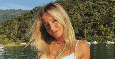 Bruna Griphao Curte Dia De Sol Na Praia E Impressiona Com Biquíni