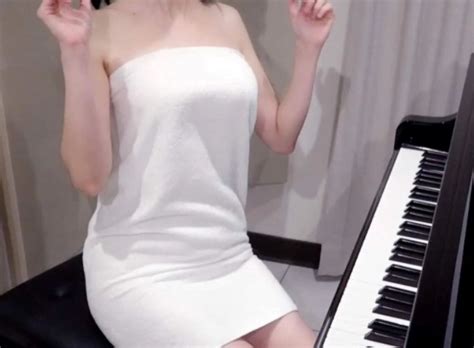 【画像】おっぱいピアノさん、風呂上がりにピアノを弾いてしまう まとめちゃんねっと