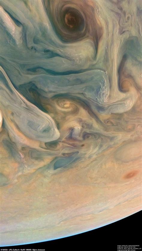 Nasa S Juno Probe Snaps A Photo Of Jupiter Revealing Its True Colours
