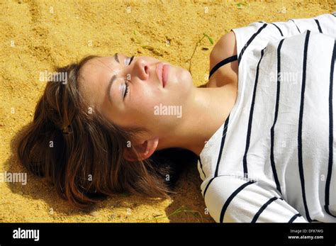 Niñas De 14 Años Bañandose Fotografías E Imágenes De Alta Resolución