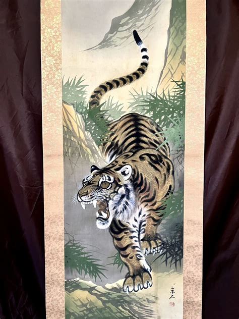 【やや傷や汚れあり】[真作] 荒井孟石 宋石「猛虎図」絹本 真筆肉筆 共箱 金泥 鳥獣 干支 魔除 絵画 掛軸 昭和 平成期の日本画家 三尾呉
