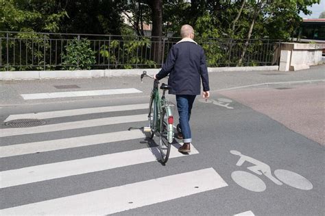 À Vélo En Trottinette électrique Ou à Pied… Qui Est Prioritaire Sur