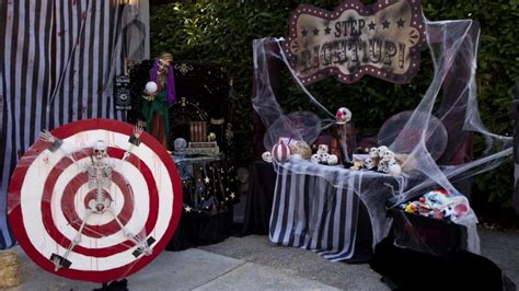 Creepy Clown Carnival Halloween Decorating Ideas Fern And Maple