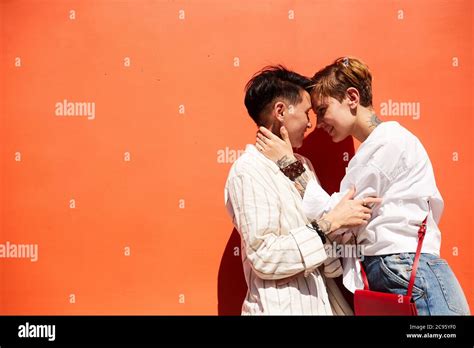 Lesbians Kissing Fotos Und Bildmaterial In Hoher Auflösung Alamy