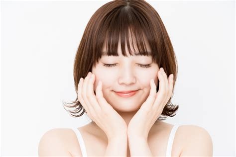 20代で既にほうれい線が目立っている人の原因と対策方法