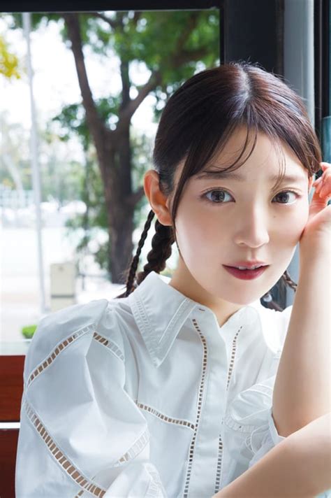 乃木坂46阪口珠美1st写真集の裏表紙公開、“大切な曲”の衣装で香港に立つ Joysound 音楽ニュース