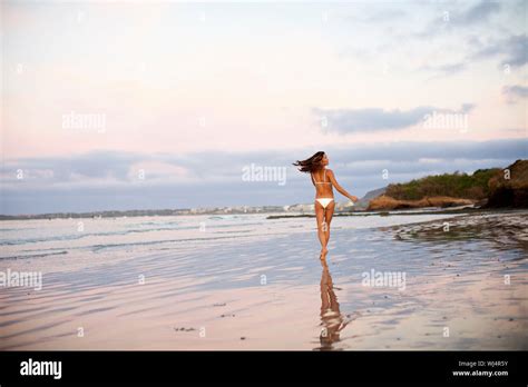 Mujeres En La Playa En Bikini Fotografías E Imágenes De Alta Resolución