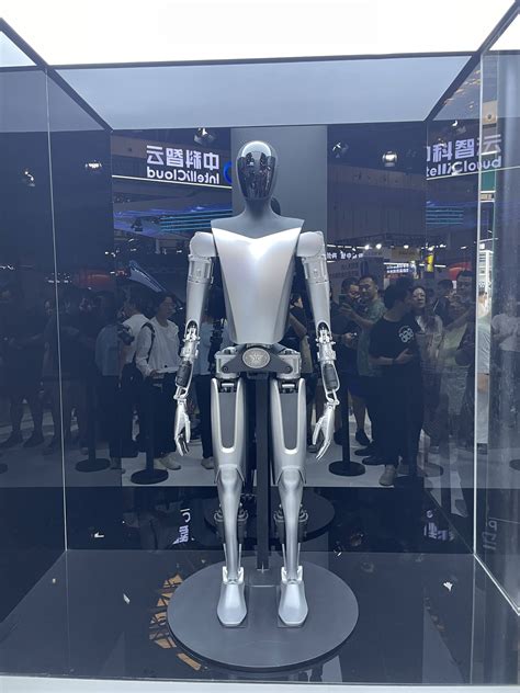特斯拉“擎天柱”人形机器人亮相第六届世界人工智能大会 未来 人类 动作