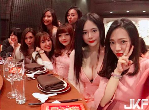 【ev女孩】台灣火辣女護士「爆乳春酒」畫面太犯規！超兇悍「g奶核彈」讓人受不了… Ev撲克官網