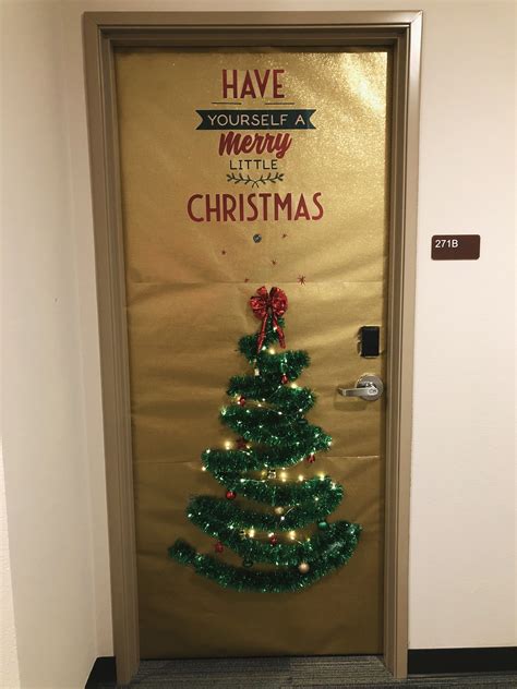 College Dorm Door Christmas Decorations Dorm Rooms Ideas