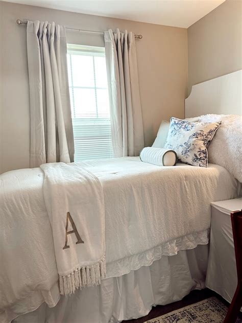 10 Must Have Ideas To Make Your Dorm Room Comfortably Cozy She Gave
