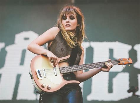 Victoria De Angelis On Stage Female Guitarist Female Musicians