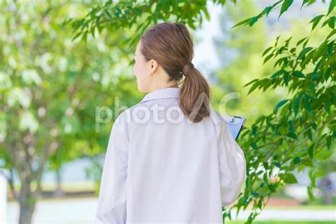 白衣を着た女性の後ろ姿 No 24904177｜写真素材なら「写真ac」無料（フリー）ダウンロードok
