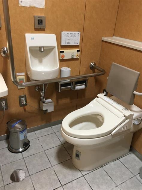 本庁舎男性用個室トイレ・多機能トイレにサニタリーボックスを設置 東大阪市