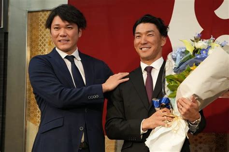巨人・梶谷の引退会見に坂本勇人＆菅野智之らサプライズ登場 11人集結…ガッチリ握手で笑顔（full Count）｜dメニューニュース（nttドコモ）