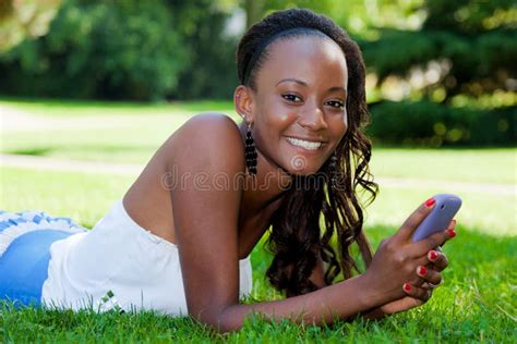 Muchacha Negra Adolescente Que Usa Un Teléfono Celular Foto De Archivo