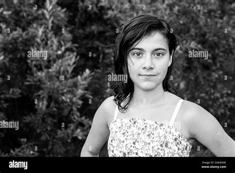 Jeune Assis Face Triste Banque Dimages Noir Et Blanc Alamy