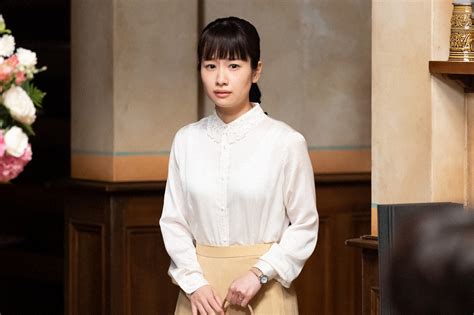 連続テレビ小説「ちむどんどん」第100話。矢作（井之脇海）に「もう一度、料理人になってください」と訴える妻・佳代（藤間爽子・左）（c）nhk