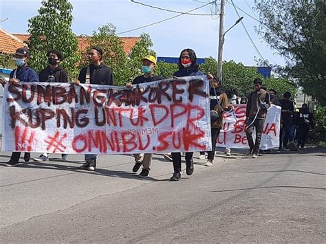 Massa Aliansi Rakyat Tegal Tolak Omnibus Law Mulai Bergerak