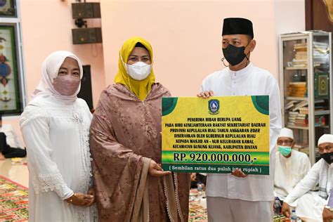 Tingkatkan Ukhuwah Islamiyah Pemprov Kepri Serahkan Bantuan Rp920 Juta