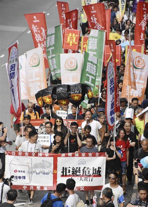 香港民主派が国慶節デモ 読んで見フォト 産経フォト