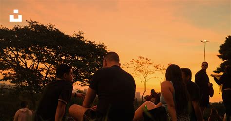 무성한 녹색 들판 위에 앉아있는 한 무리의 사람들 사진 Unsplash의 무료 Praça Pôr Do Sol Praça