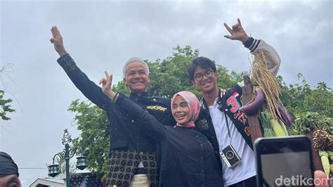 Kampanye Di Solo Ganjar Mahfud Kirab Naik Gerobak Sapi