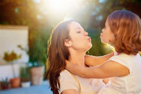 Embrasser Son Enfant Sur La Bouche