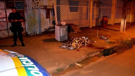 BÁrbaro Após Confusão Em Bar Homem é Morto Com Facadas Pauladas E