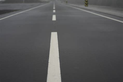 白と黄色の実線はセンターラインと車線でルールが異なる とにかく黄色は踏んじゃダメと覚えとけ 自動車情報・ニュース Web Cartop