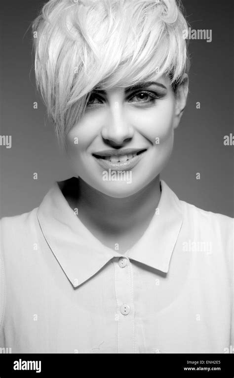Cheveux Femme Noire Banque Dimages Noir Et Blanc Alamy