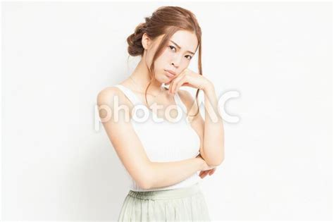 考え事をする若い女性 No 3719256｜写真素材なら「写真ac」無料（フリー）ダウンロードok