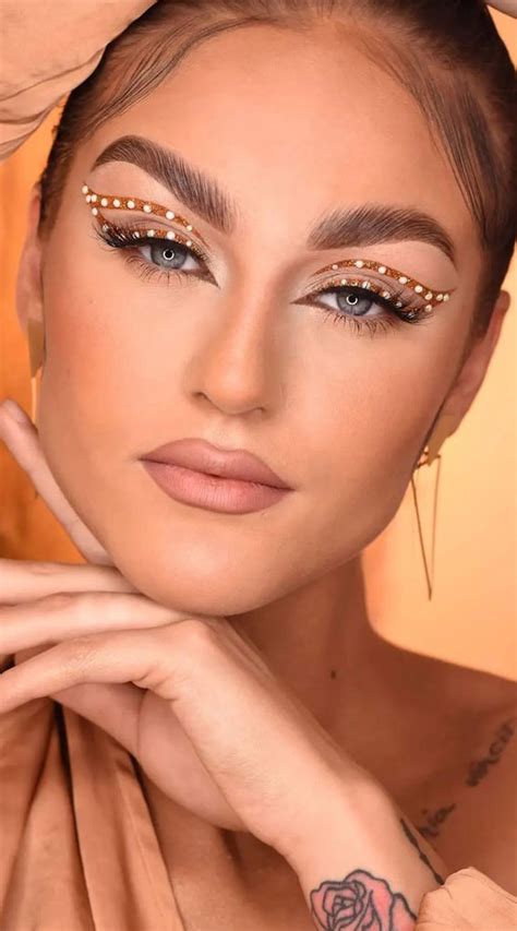 50 Gorgeous Makeup Trends To Try In 2022 Gold Graphic Lines Pearls