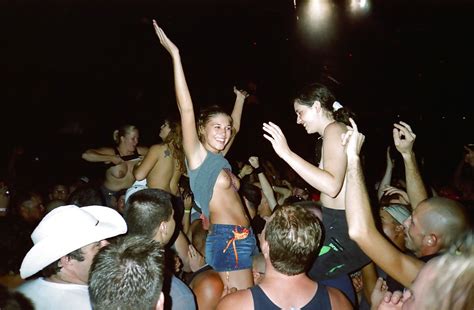 Ragazze Al Concerto Che Mostrano Le Loro Tette Porno Foto Xxx Foto